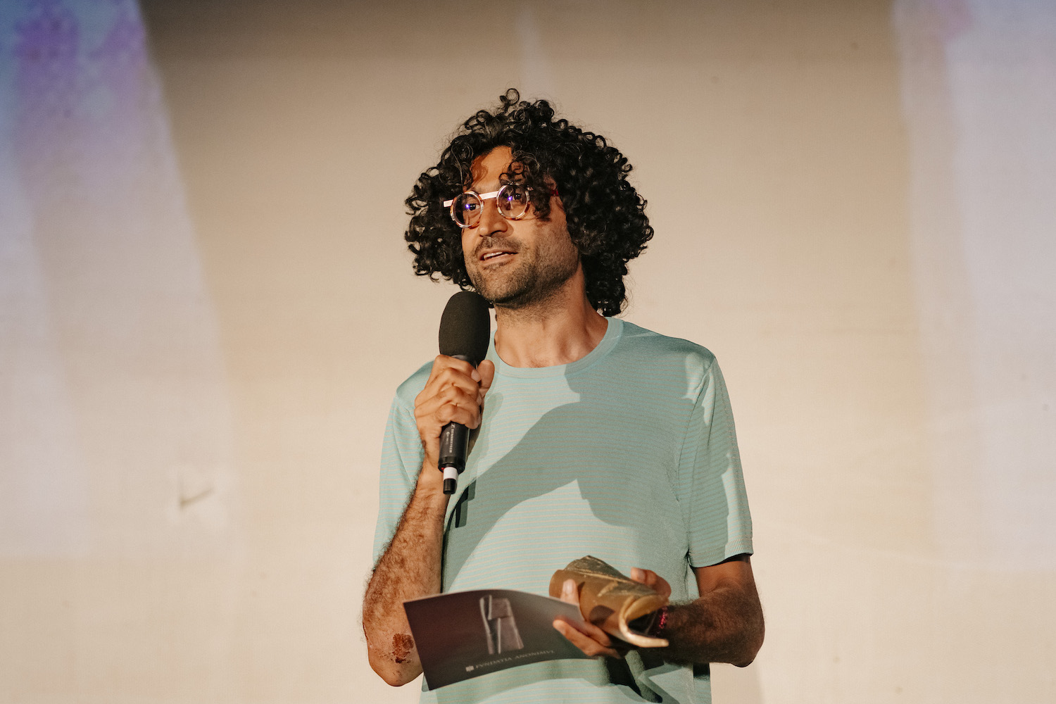 „Terrestrial Verses”, de Ali Asgari și Alireza Khatami, a câștigat ...